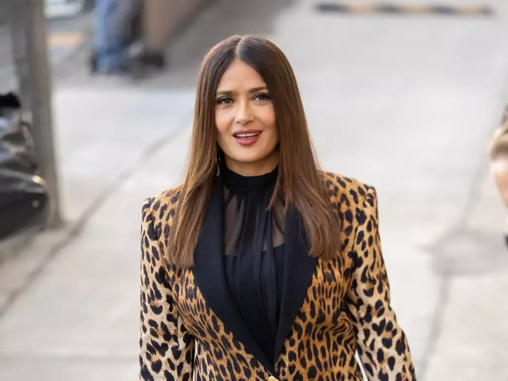 Salma Hayek vypadala v tomto divokém vzhledu s leopardím vzorem pro noční televizi tak bezchybně