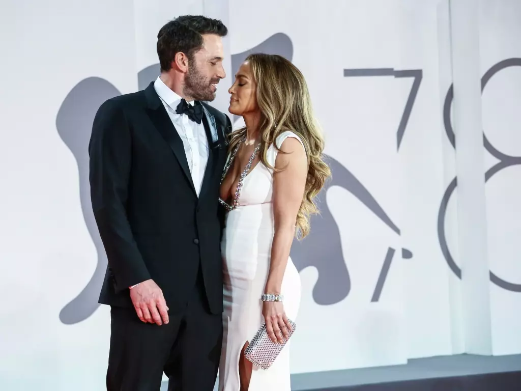 Ben Affleck adalumikizana ndi Jennifer Lopez ku Met Gala & The Photos Us Us Swooning