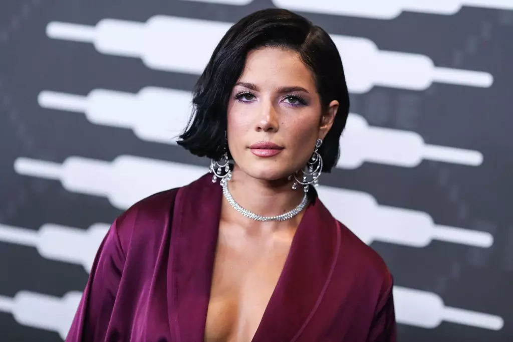 Halsey Yasibye Met Gala & Yakoze Ingingo ifitanye isano na Mama ukora muri Amerika