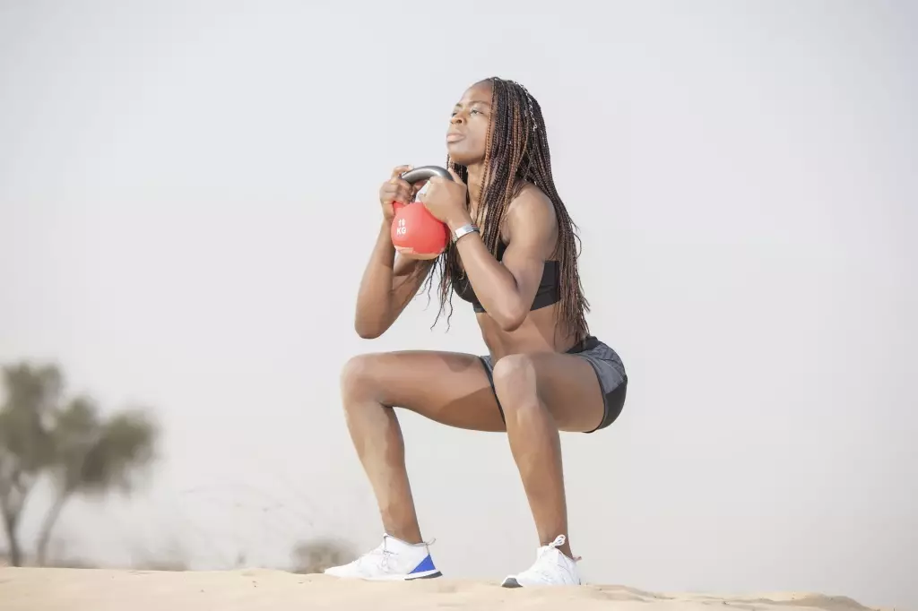 7 exerciții pe care le poți face cu un singur Kettlebell