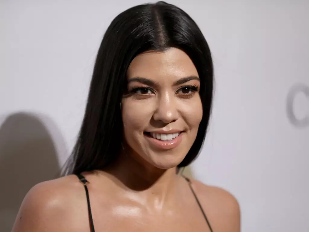 Kourtney Kardashian Tidak Melarikan Diri di Disneyland, Benar ?! Lihat Foto-fotonya Ini dalam Kerudung