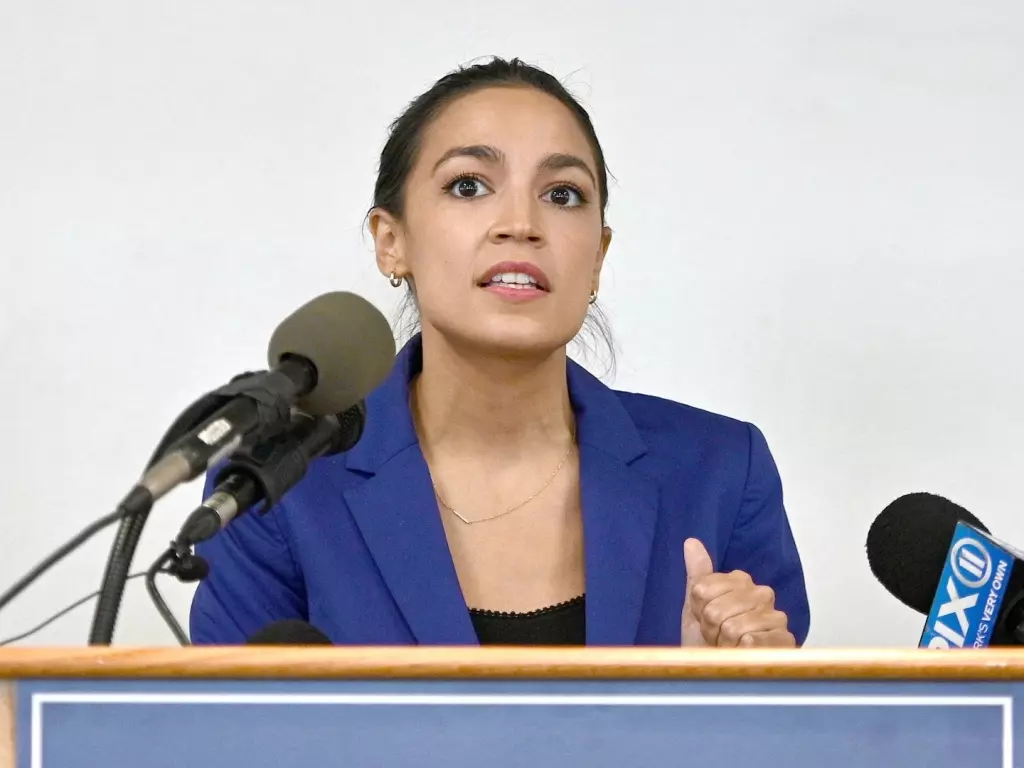 AOC Ingin Kritik terhadap Gaun Met Gala 'Tax the Rich'-nya Terlihat Lebih Dekat