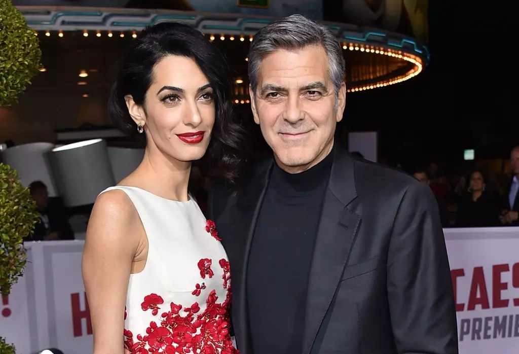 George Clooney comparteix la "divertida" manera en què el seu fill Alexander el desperta cada matí