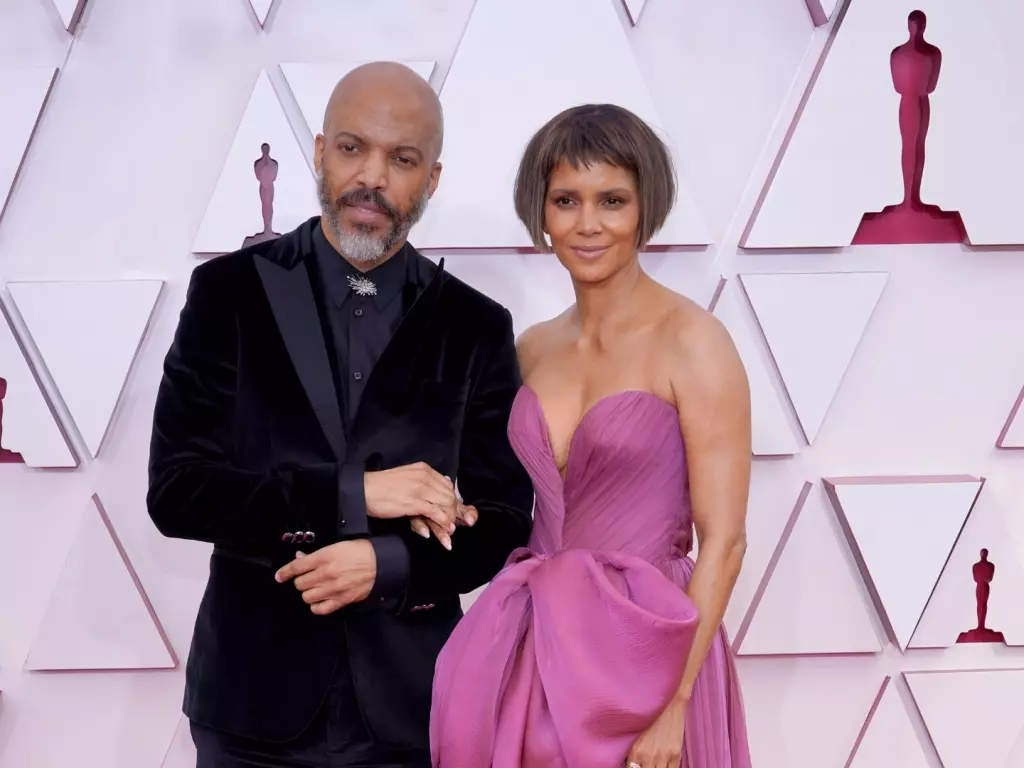 Halle Berry & Van Hunt Katon Katresnan ing Foto-Foto Kaping Sekawan Juli Anyar Iki