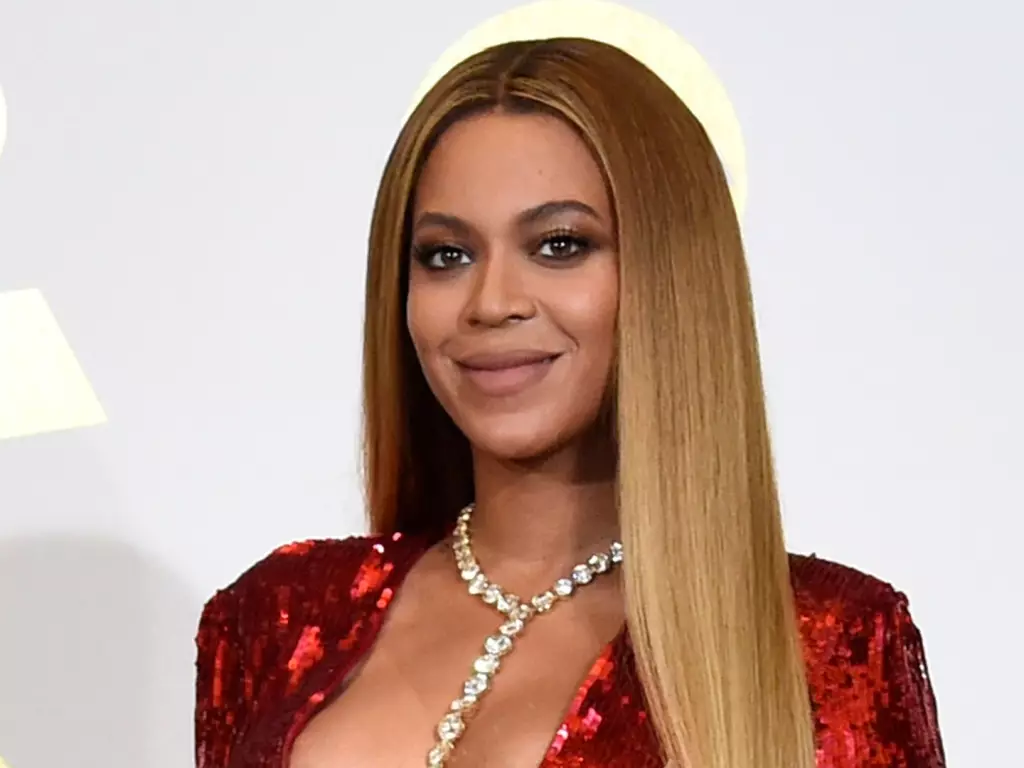 Beyoncé Akagovazve Imwe Peek paRumi Inokurumidza Kukura muIyi Mifananidzo Yemhuri Kubva Kwake Kuzororo KuItaly.