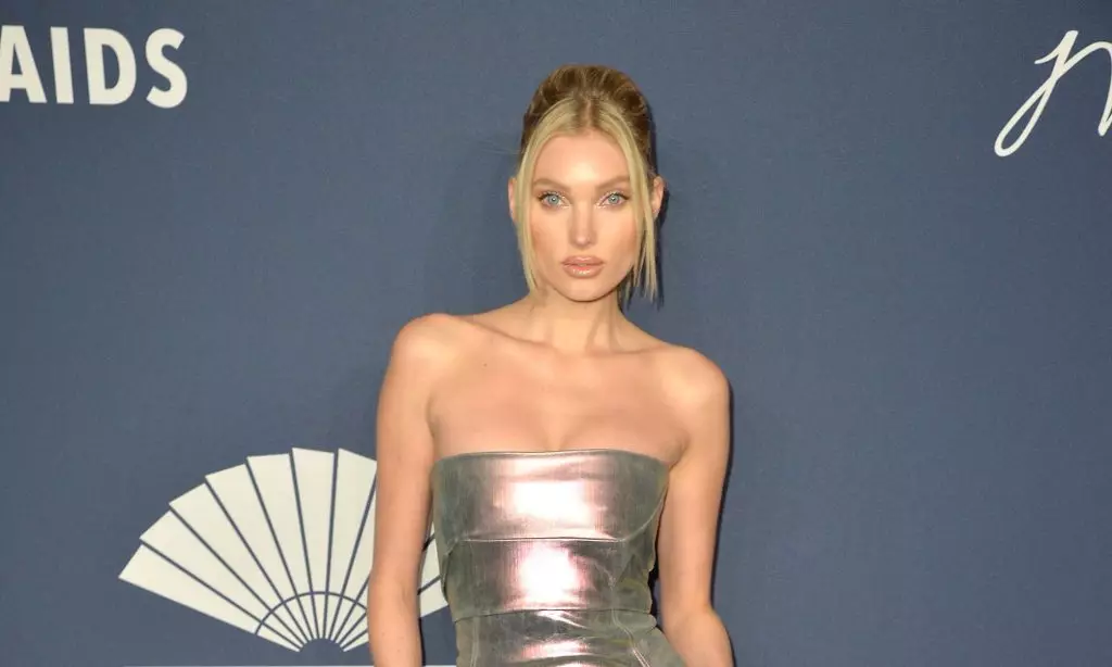 Victoria's Secret fyrirsætan Elsa Hosk er að taka Flack fyrir að deila myndum af nöktum barnabörnum