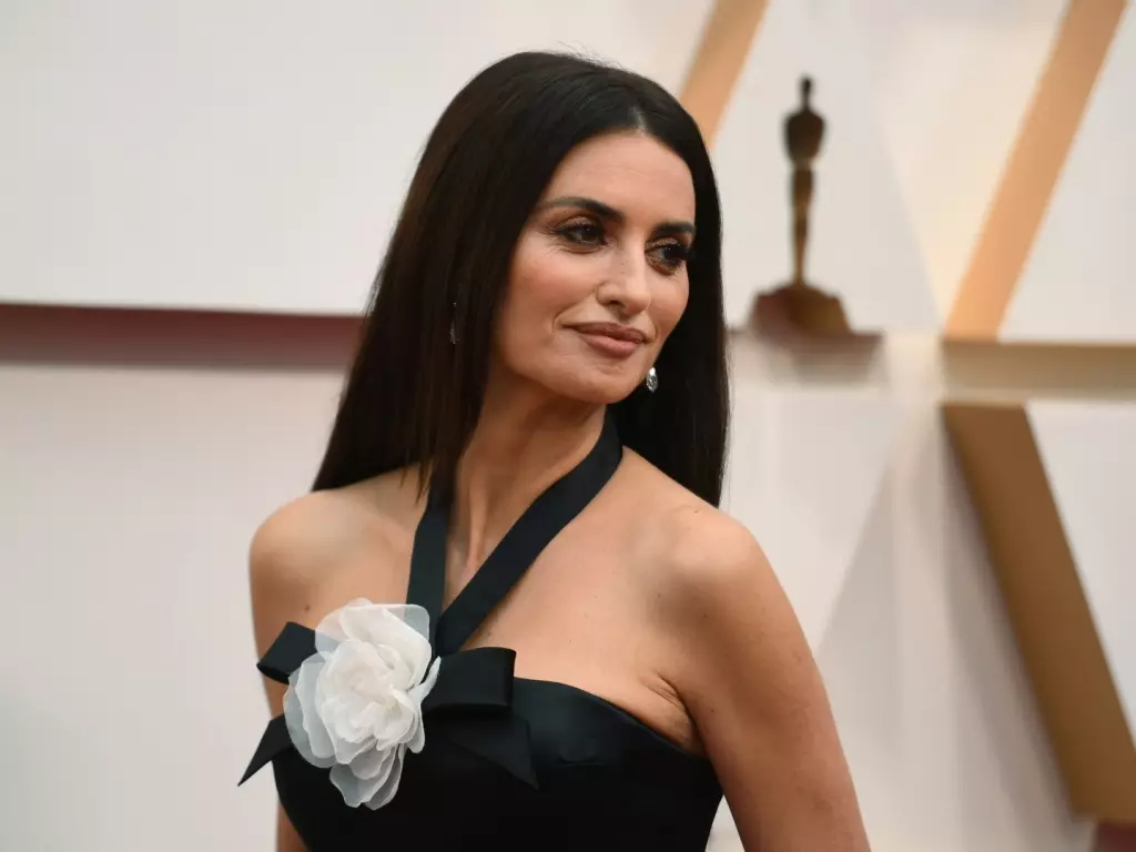 Nýtt kvikmyndaplakat Penélope Cruz á yfir höfði sér ritskoðun vegna þessarar myndar af brjóstamjólk