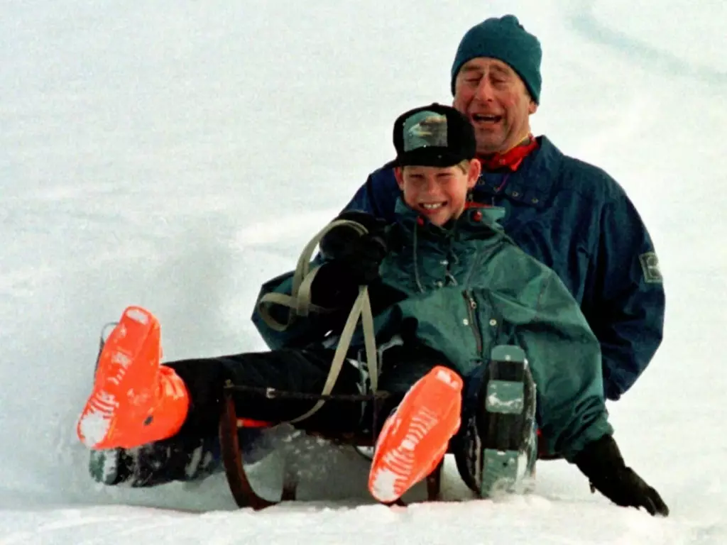 Prins Charles deelt deze lieve vader-zoonfoto's voor de verjaardag van prins Harry en geeft ons hoop voor de toekomst