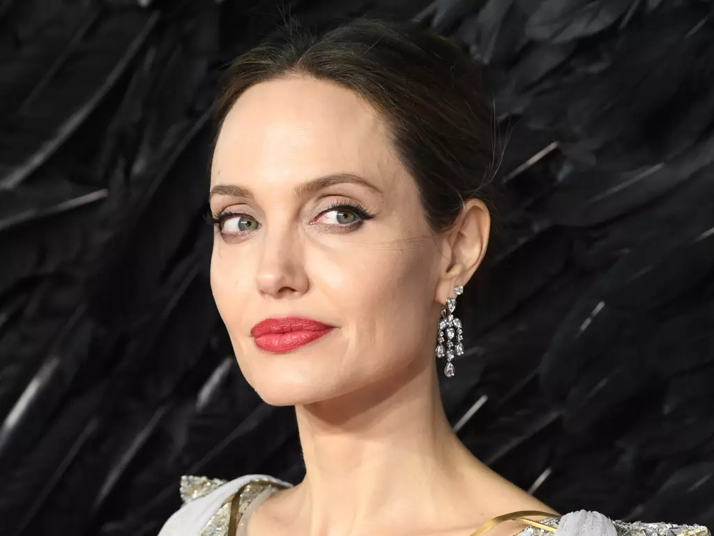 Kitabu cha Angelina Jolie Kimetoka Hivi Punde - Na Kina Ujumbe wa Kuhamasisha