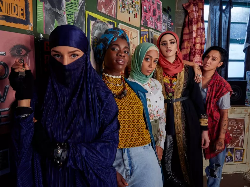Renkontu la Tutknabinan Islaman Punkan Bandon ĉe la Koro de Nova Spektaklo "We Are Lady Parts" en Ĉi tiu Ekskluziva Klipo
