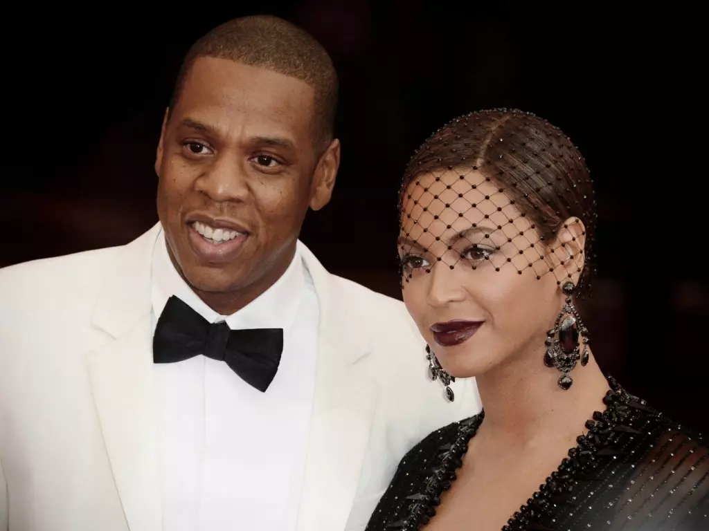 Beyoncé na Jay-Z na-akwụ ihe fọrọ nke nta ka ọ bụrụ nde $ 4 kwa izu maka ezumike na ụgbọ mmiri Mega okomoko a.