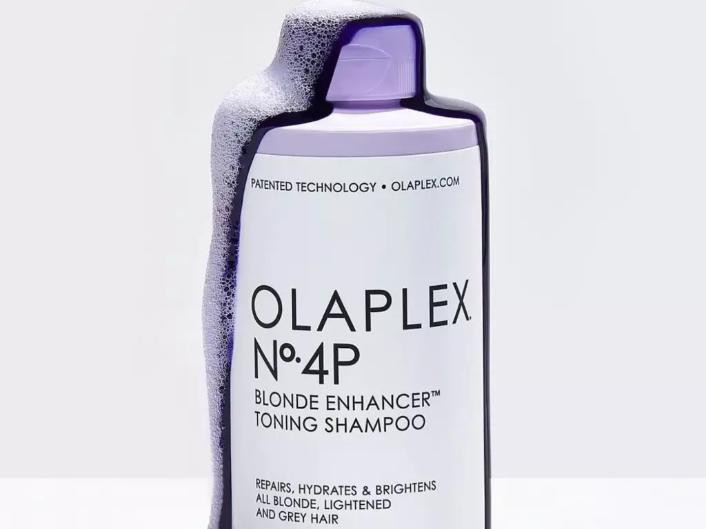 Olaplex hat gerade ein Purple Toning Shampoo herausgebracht – ein Must-Have für Frauen mit blondem und grauem Haar