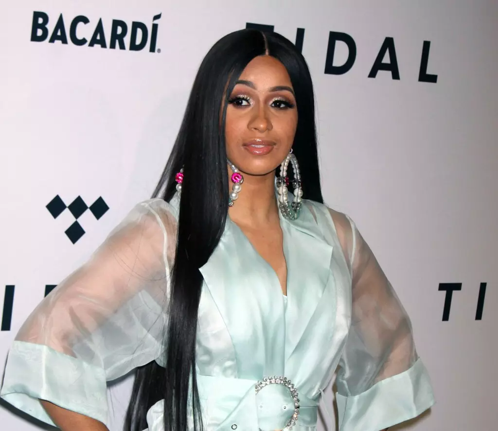 Cardi B elsker denne kedelige forældreopgave: 'Det får mig til at føle mig så moderlig'