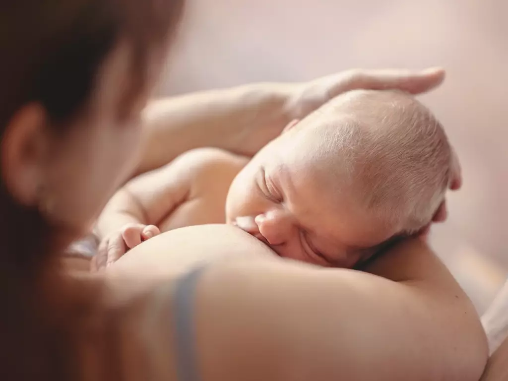 Er det 'uhyggeligt' at tilbyde at amme din søsters baby? Det tænkte denne mor