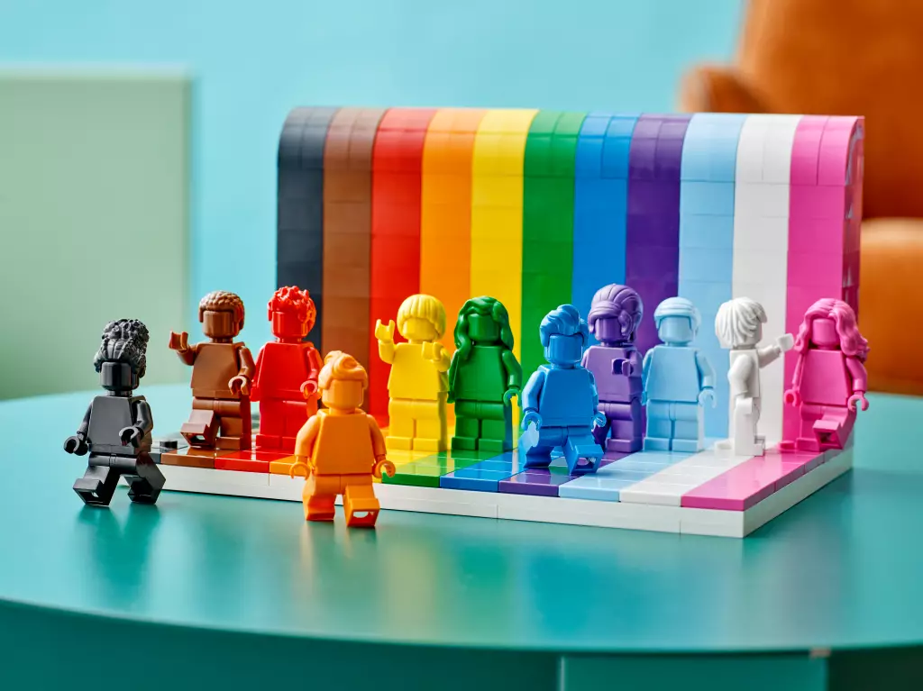 'Qof walba waa Cajiib' Adduunkan oo leh LGBTQ+ qaanso-roobaadeedka LEGO-& Waa la heli karaa in hadda la dukaameysto