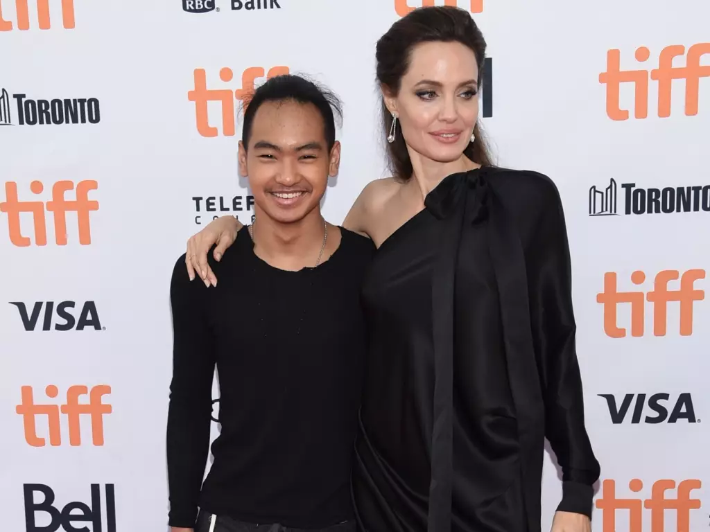 De zachte kant van Angelina Jolie is te zien in deze superzeldzame moeder-zoonfoto van haar wiegende jonge Maddox