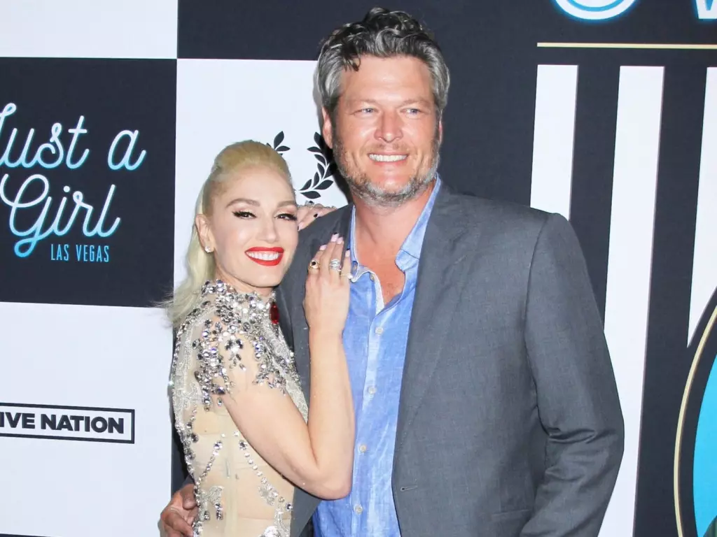 Gwen Stefani kesara ụdị foto Blake Shelton na-akpachi anya n'otu ikpere otu afọ mgbe ọ tụchara ya.