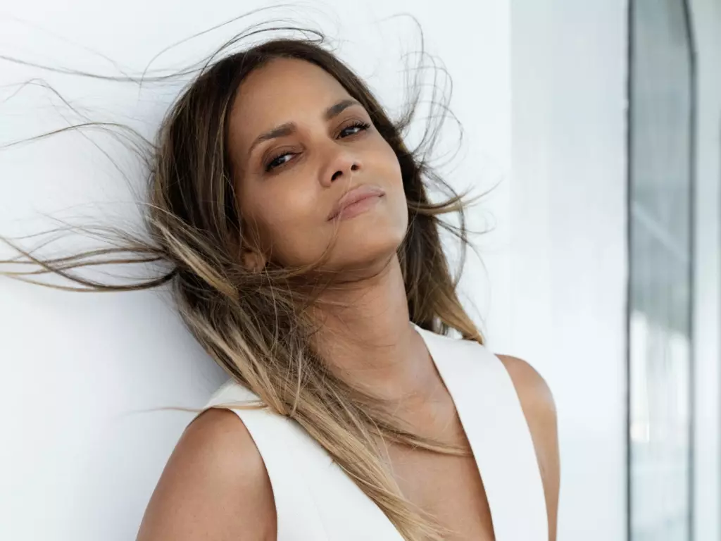 Halle Berry po na jep të dridhura duke na parë poshtë në këto foto duke festuar filmin e ri 'Bruised'