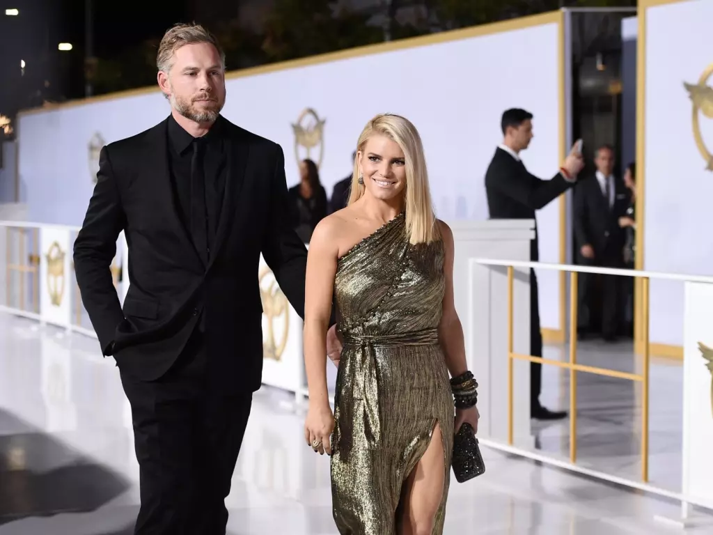 Jessica Simpson Akagovera Mufananidzo weMhuri Unotapira Nevana Vese Vatatu KuZuva Rekuzvarwa kwaEric Johnson