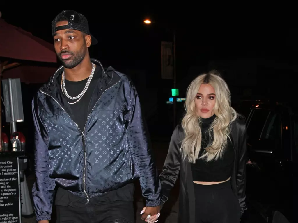 Hii ndio Sababu ya Khloe Kardashian Karibu Kuhamia Boston kwa Tristan Thompson