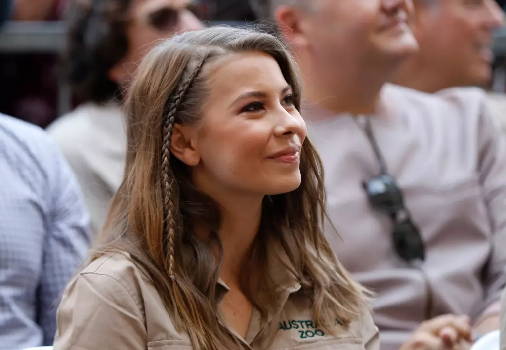 Bindi Irwin Anogovera Mapikicha Matsva Anoyevedza eMwanasikana Nyasha aine Siginicha Yake Pose