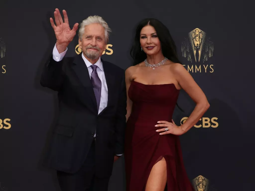 UMichael Douglas usazisa uthando lukaCatherine Zeta-Jones emva kweminyaka engama-21 yomtshato.