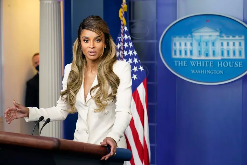 Mtoto wa Ciara, Win, aligonga Mkutano wake na Waandishi wa Habari wa White House kwa Njia Mzuri zaidi