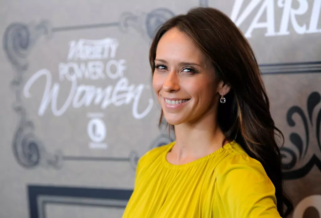 Jennifer Love Hewitt daro pertrauką socialiniuose tinkluose, kad išvengtų kūno spąstų po kūdikio gimimo