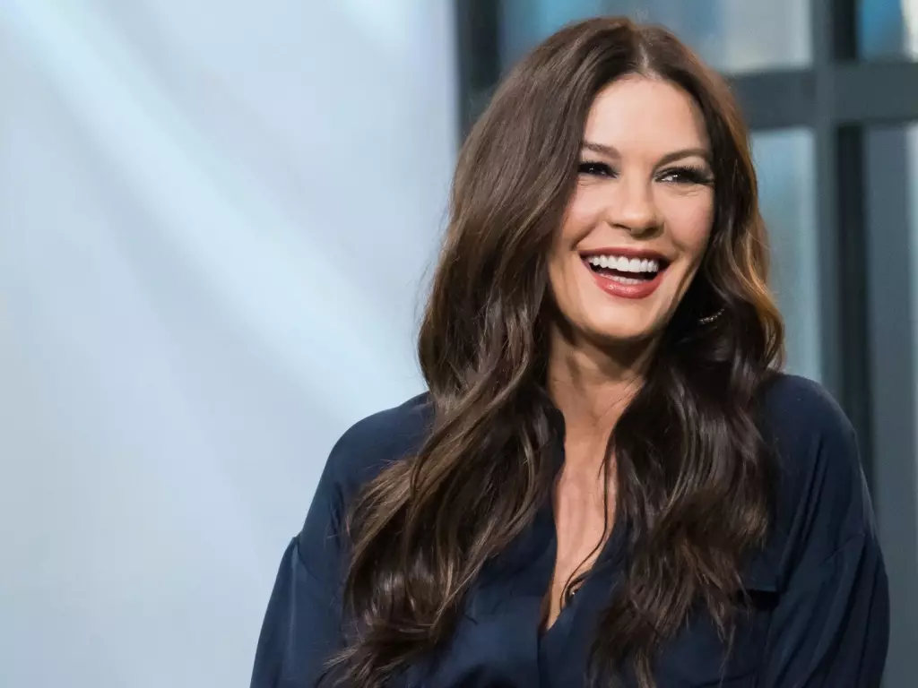 Catherine Zeta-Jones Montras Siajn Fabulajn Striajn Bikinion & Hula-Hooping Kapablon en Nova Video