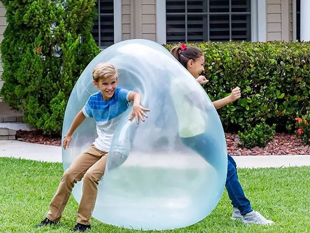 Aquesta bola de bombolles més venuda a Amazon és la joguina d'estiu definitiva per a la família