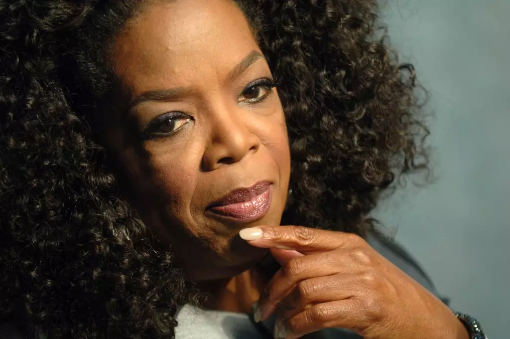 U-Oprah Winfrey Wabelana Ngamaxesha ObuNtwana aNxinzeleleyo ahlala ehleli naye