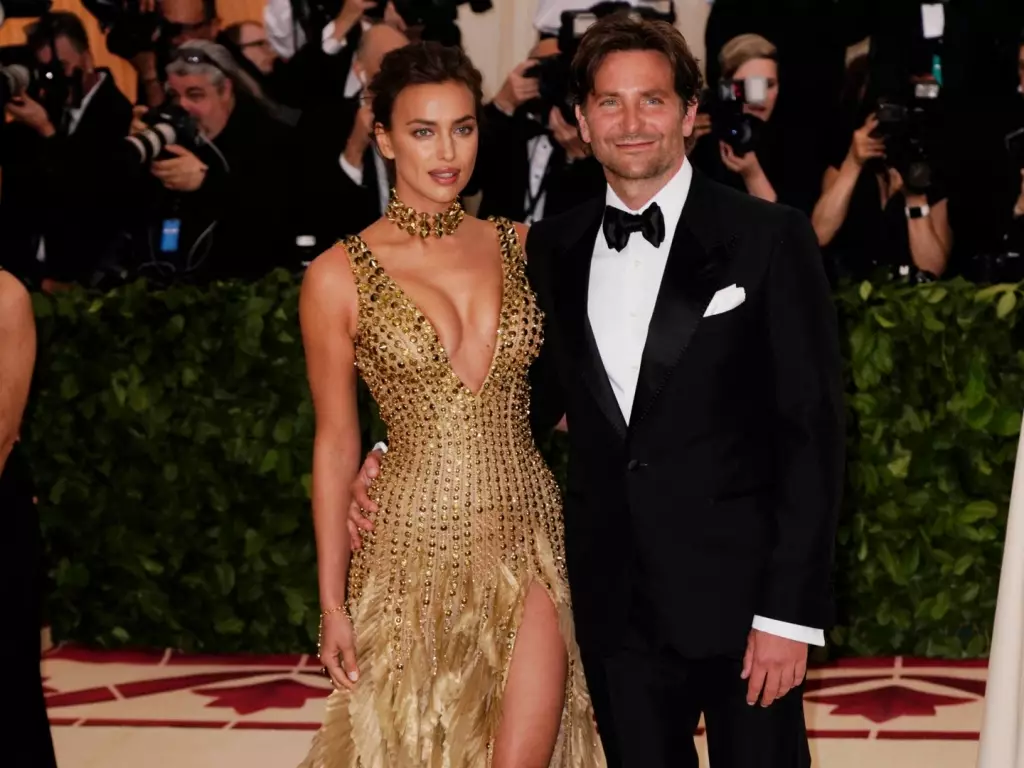 Irina Shayk đang úp mở về việc paparazzi đã làm cô con gái nhỏ của cô ấy sợ hãi với Bradley Cooper như thế nào