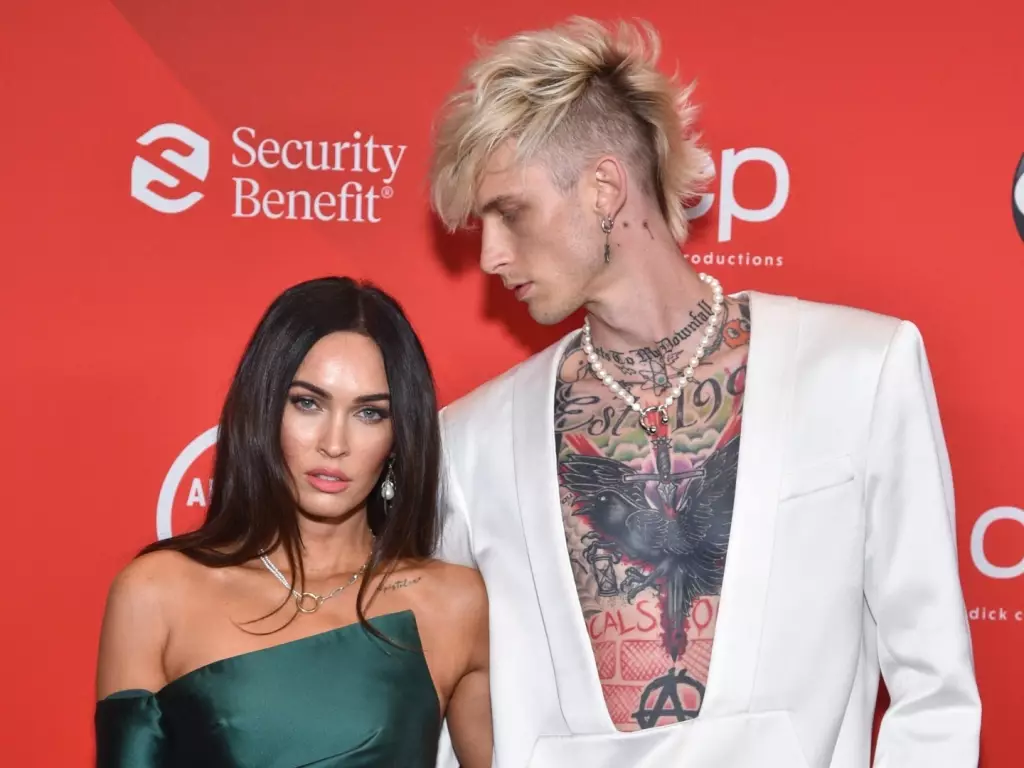 Megan Fox ka eseye yon ti kras twò difisil pou kite Machine Gun Kelly soti nan divòs li