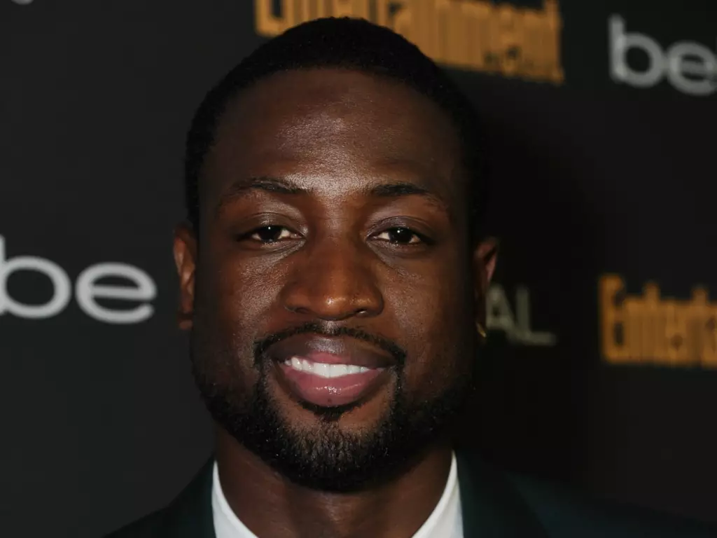 Dwyane Wade Menyokong Zaya Semasa Dia Mengemudi Temujanji