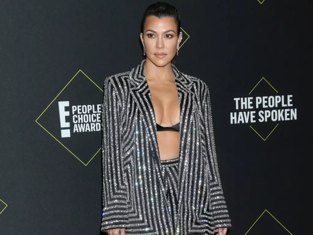 Kourtney Kardashian ၏မတည်းဖြတ်ထားသော Thong ဓာတ်ပုံသည် Khloé ၏ဝေဖန်ရေးသမားများက သူမတင်လိုသည့်အရာဖြစ်သည်