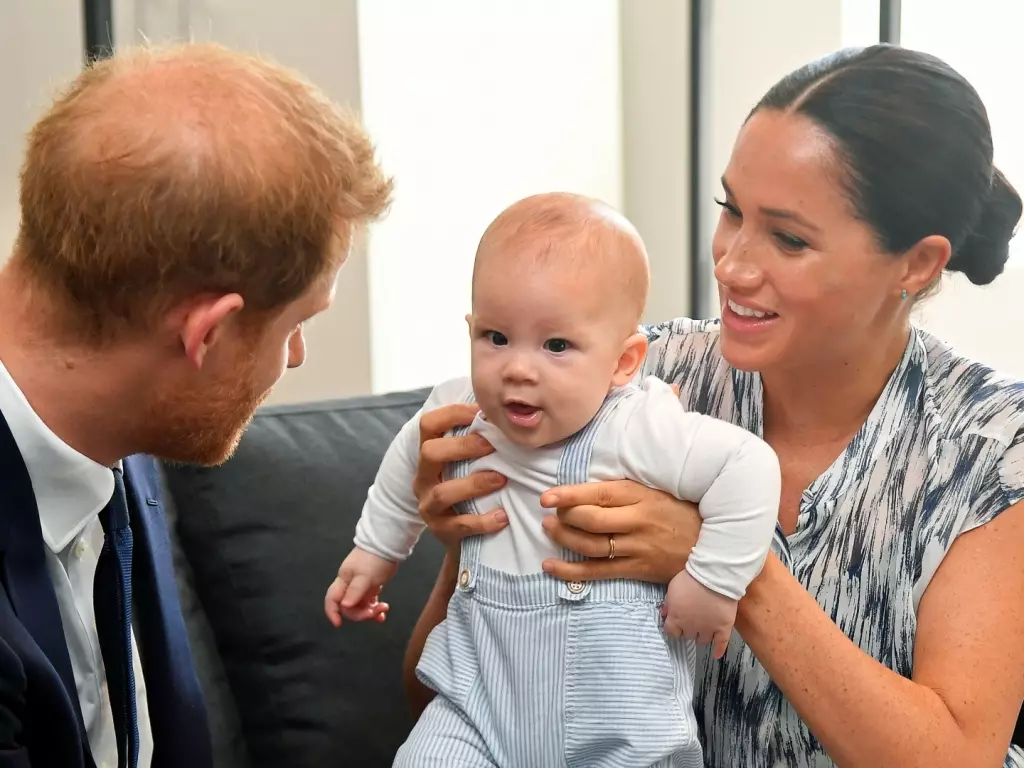 Kurê Meghan Markle Archie di vî wêneyê nû de ku porê xwe yê sor nîşan dide, dişibe Mini-Harry.