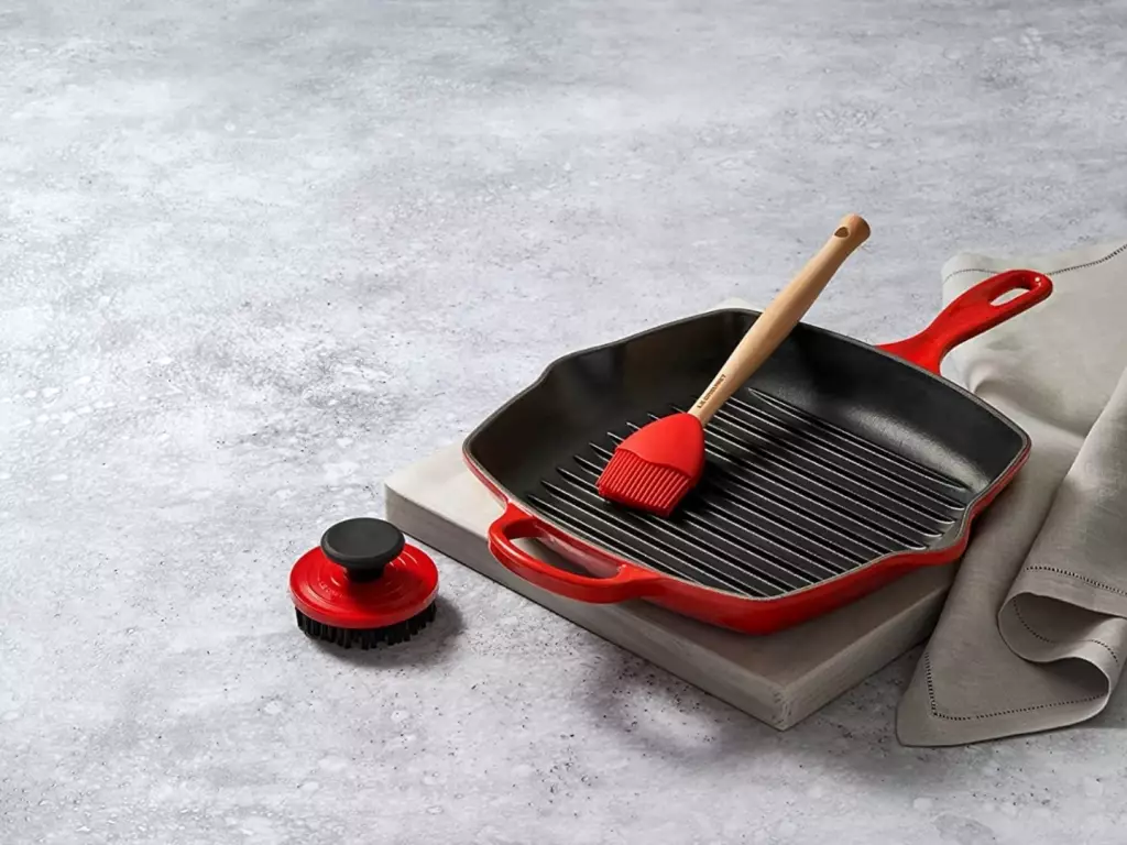 Le Creuset tạo ra một bàn chải thay đổi trò chơi để làm sạch vỉ nướng dễ dàng