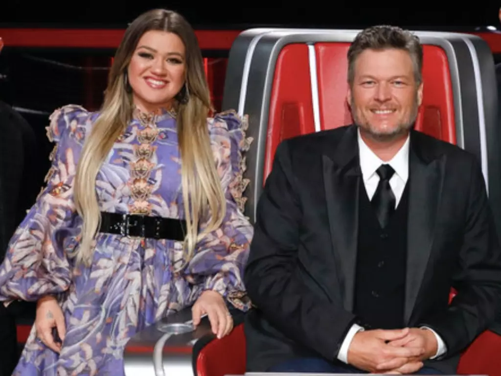 Il divorzio di Kelly Clarkson ha preso una svolta personale mentre Blake Shelton sceglie una parte