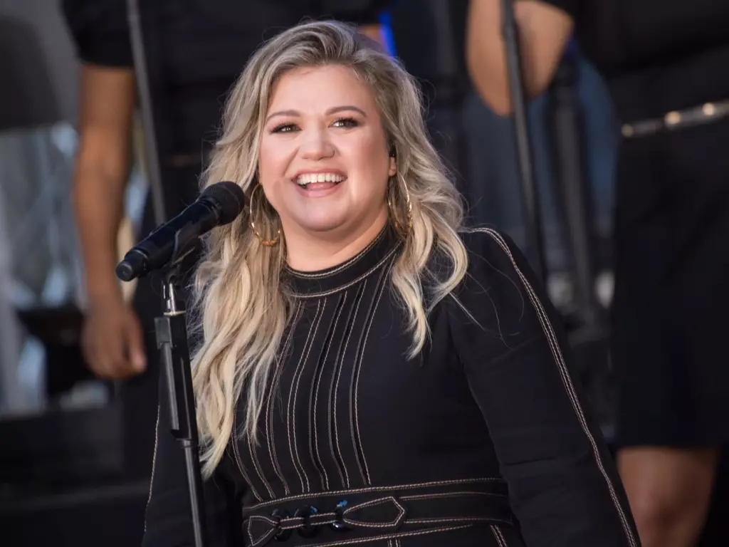 La Plej Nova Peto de Kelly Clarkson en Ŝia Eksgeedziĝo de Brandon Blackstock Havas Nin Esperante, ke Ŝi Renkontis Iun Novan