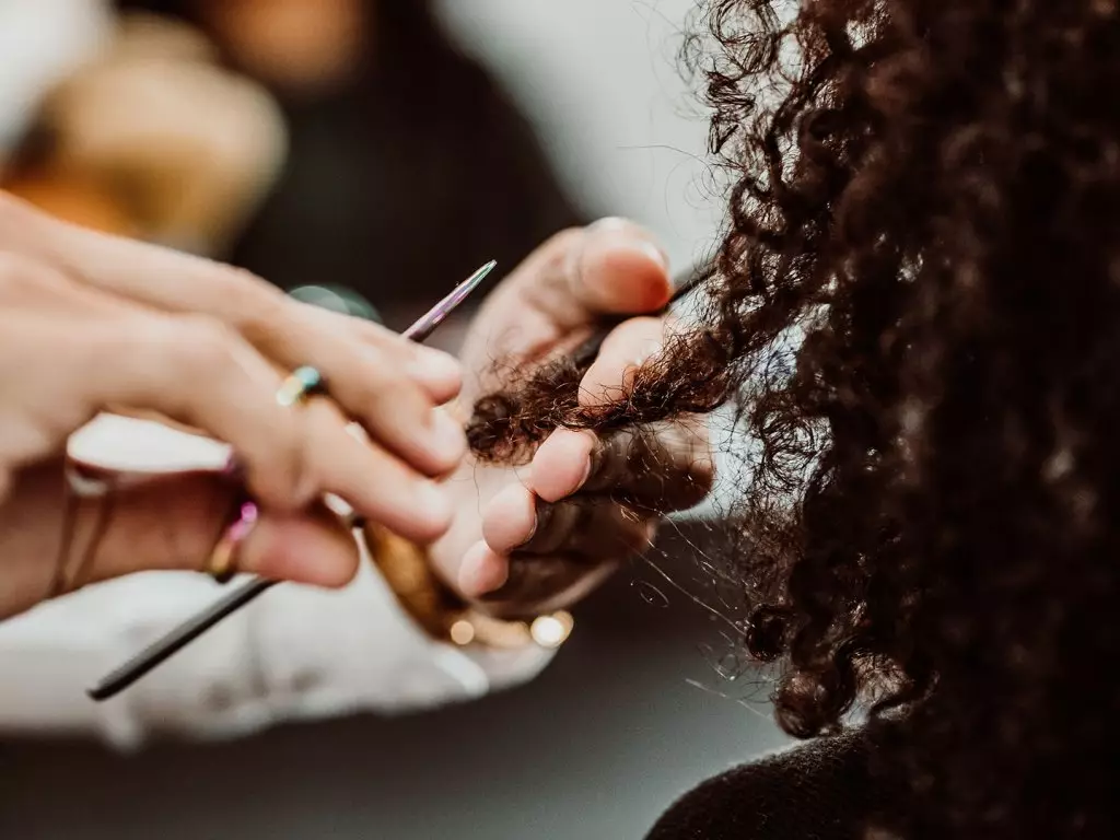 O processo de US $ 1 milhão deste pai finalmente acabará com as situações de cabelo racista nas escolas?