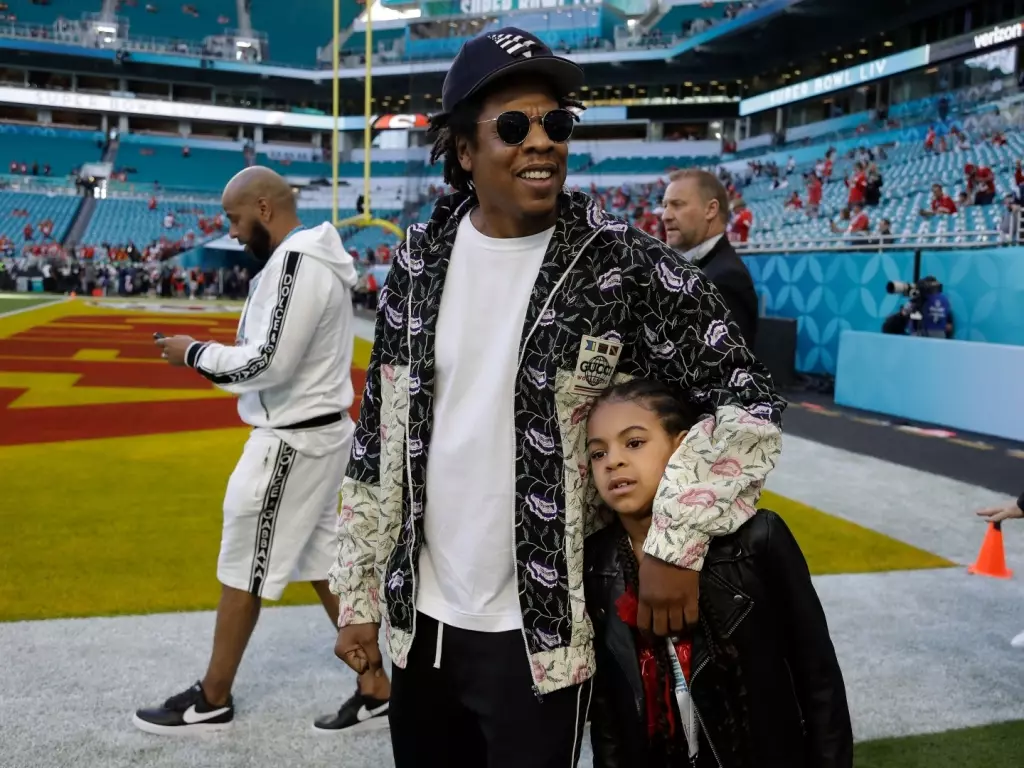 Blue Ivy Carter Tiel Tre Similas al Paĉjo Jay-Z en Ĉi tiu Rigardo ĉe Tiffany & Co.