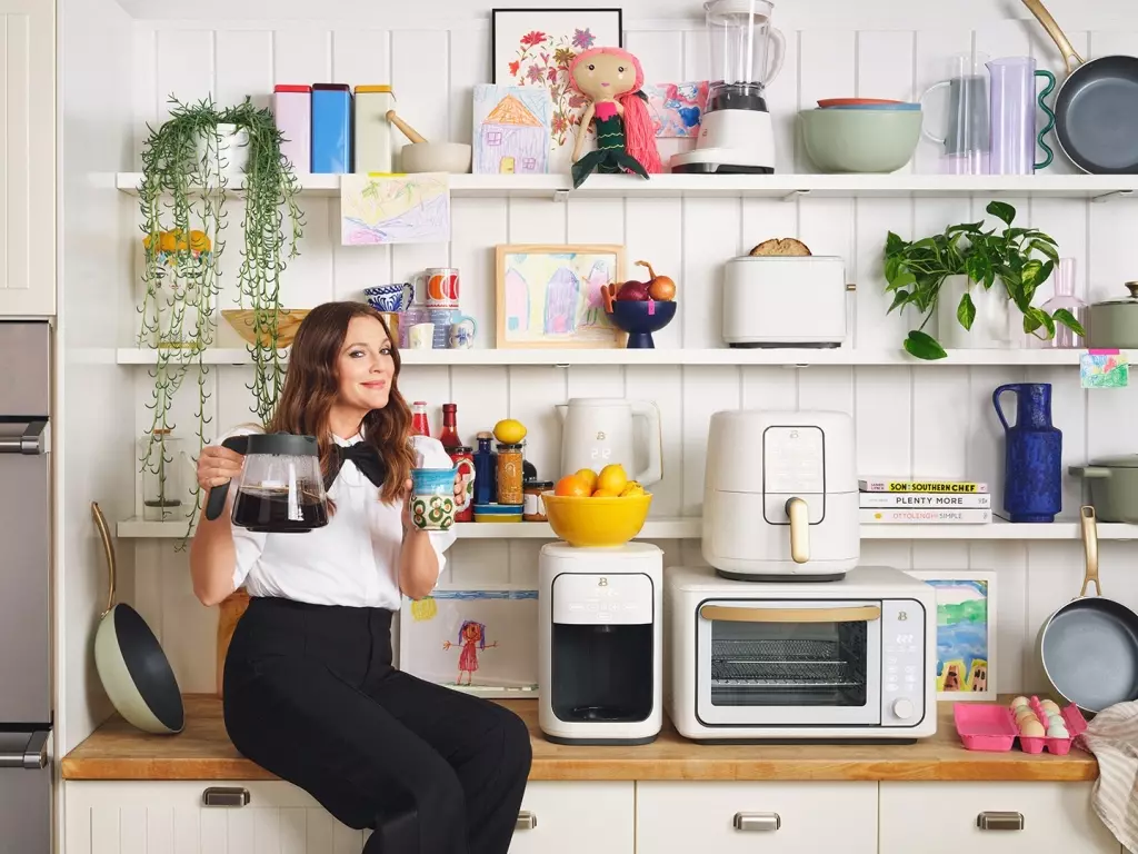 A bela linha de cozinha de Drew Barrymore está finalmente de volta ao estoque no Walmart - depois de esgotar em 24 horas