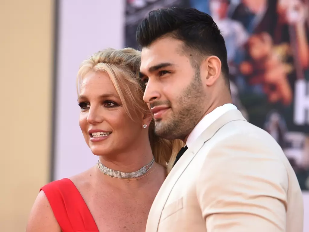 De eks fan Sam Asghari dielt har miening oer syn ferloving mei Britney Spears