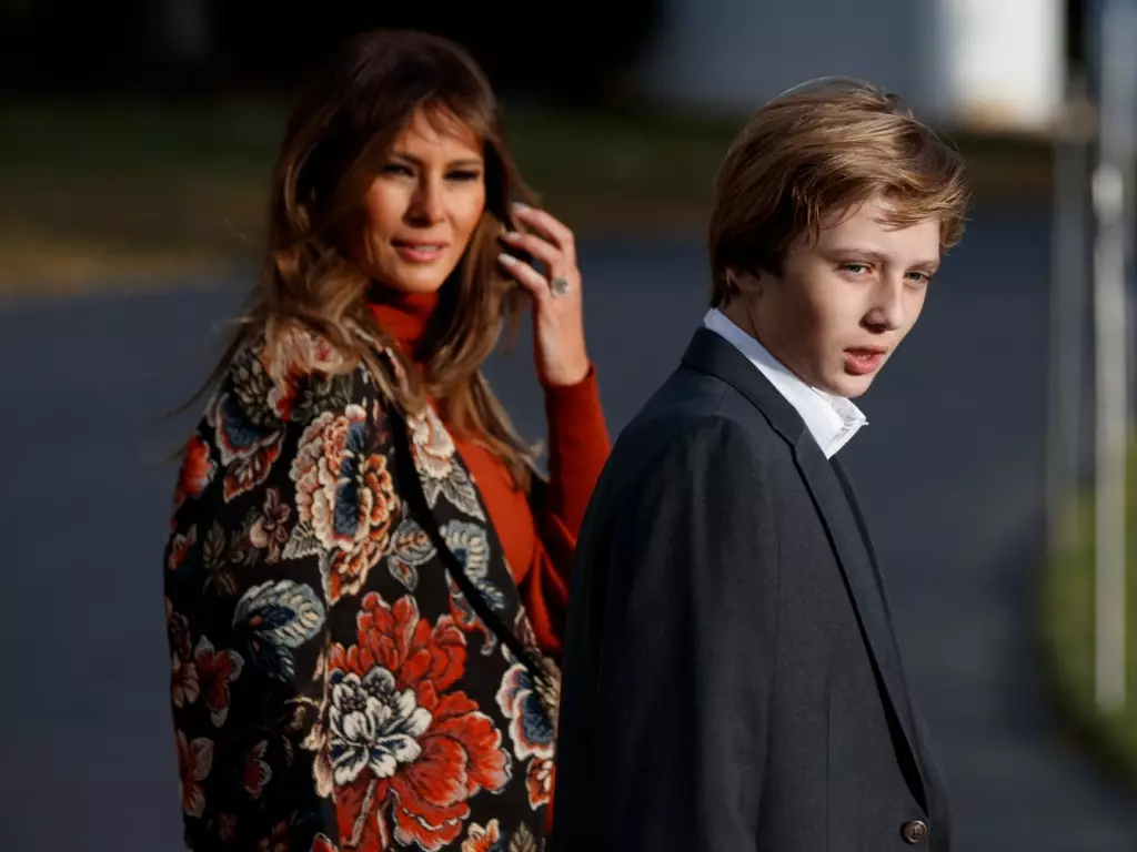 Barron Trump ist auf diesen seltenen neuen Fotos so viel größer als Melania Trump