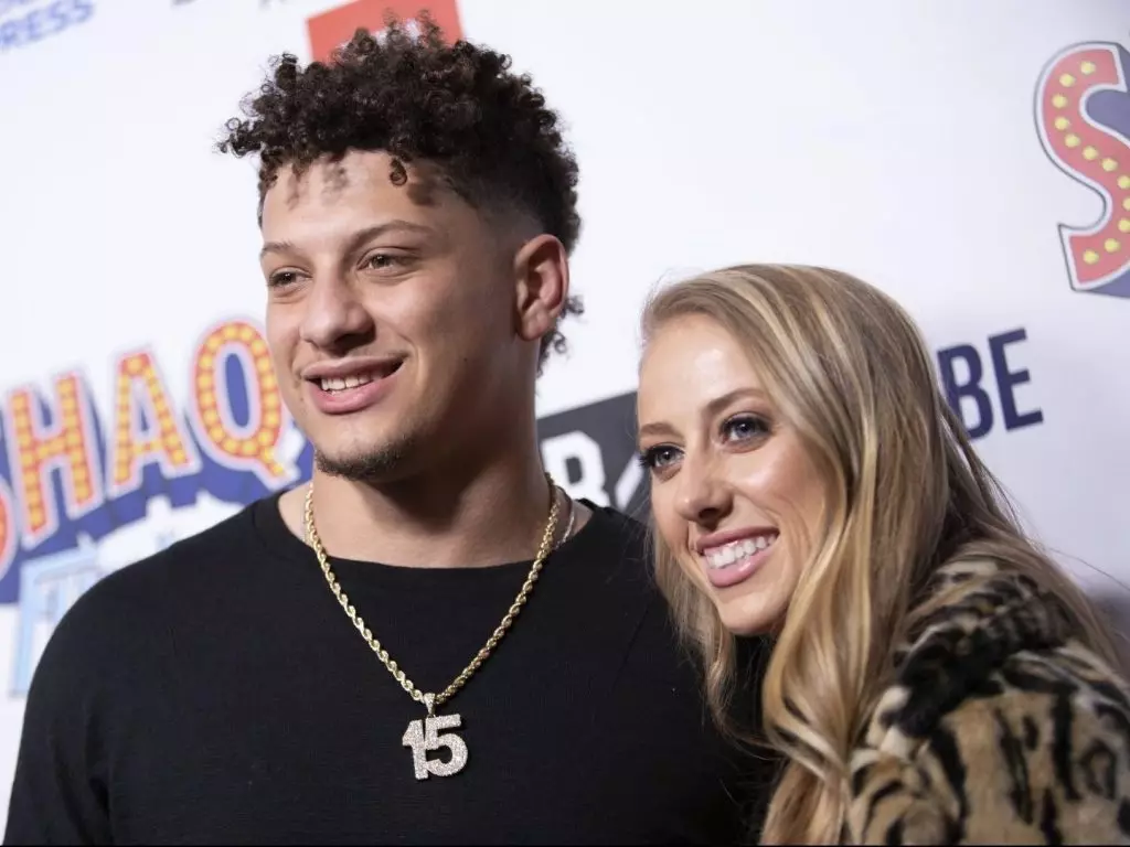 Patrick Mahomes na Brittany Matthews Mtoto Wa Kike Sterling Afanya Kwa Mara Ya Kwanza Kambi Ya Kuvutia Ya Mafunzo