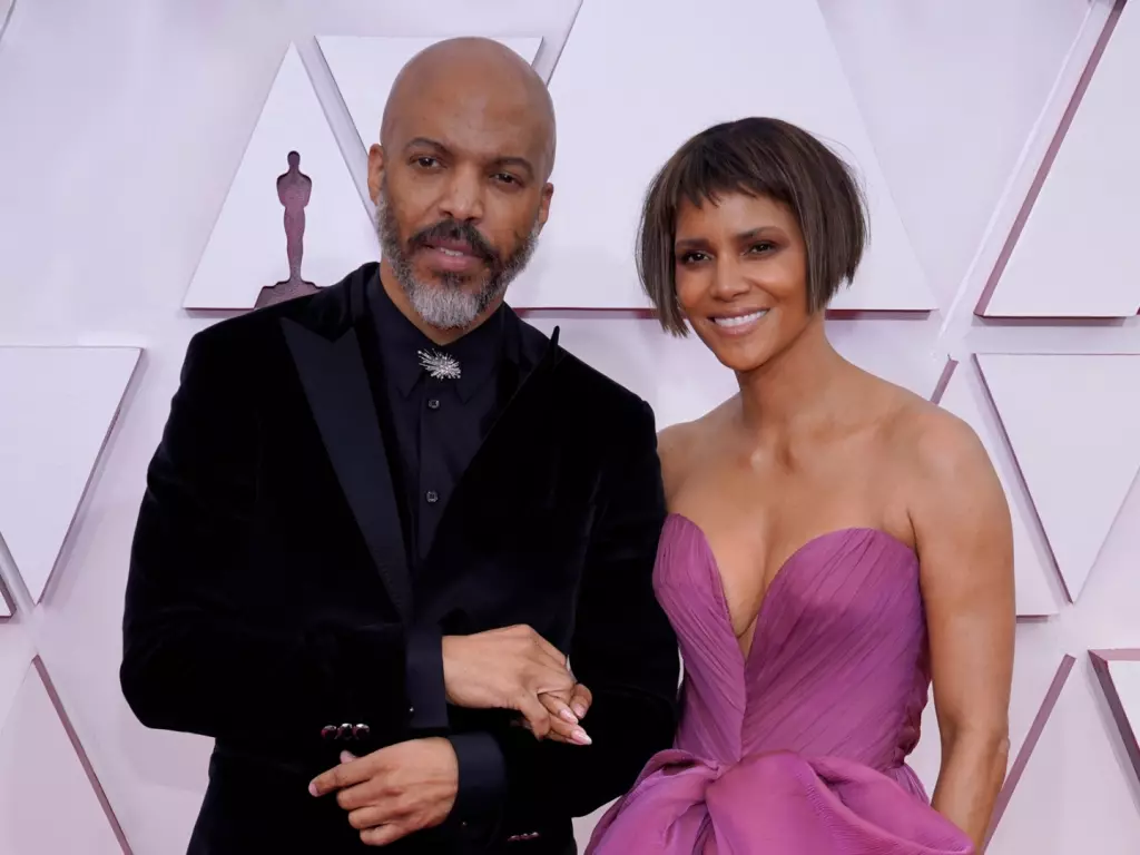 Halle Berry Anangogawana Chiwonetsero Chokoma Kwambiri Kuchokera kwa Mnyamata Van Hunt Patsiku Lake Lobadwa la 55