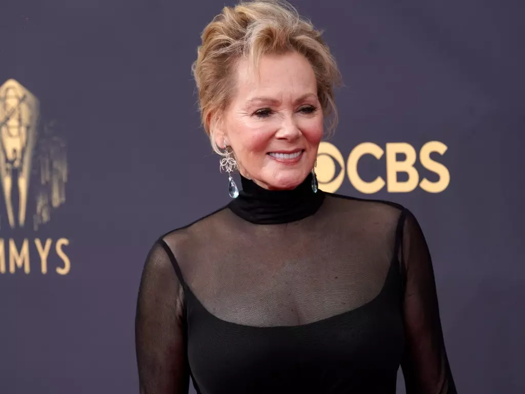 Jean Smart Havis la Plej Dolĉa Interŝanĝon Kun Ŝia Malofte Vidita Juna Filo sur la Ruĝa Tapiŝo de Emmys