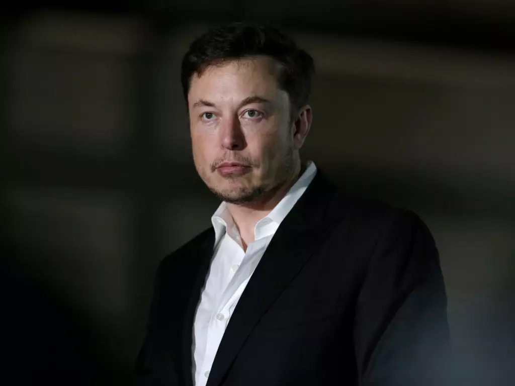 De moeder van Elon Musk die over haar zoon gutst op Twitter komt op een merkwaardig moment voor de miljardair