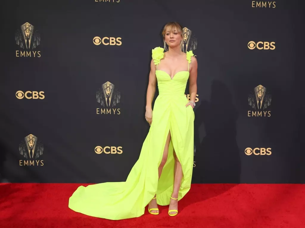 Eto Awọ Emmys Lẹwa Kaley Cuoco daba pe o rilara Sunny Nipa Ipo Kanṣoṣo Tuntun Rẹ