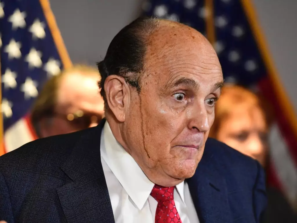 Idahun Ijabọ ti Donald Trump si Rudy Giuliani's Dye Dripping Dripping Mu Idarudapọ ti Akoko naa